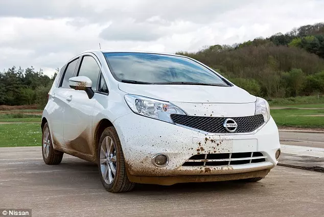 Nissan proba un coche que non necesita lavado