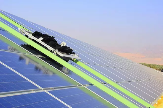 ब्रिगेड रोबोट अरब रेगिस्तान में पावर स्टेशन पर सौर पैनलों को साफ करता है