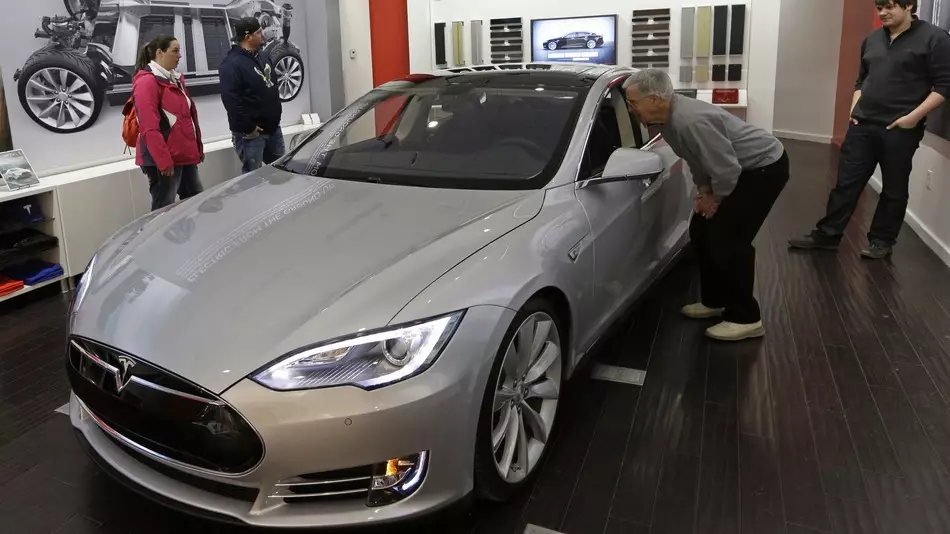 TESLA rrit sigurinë e modelit