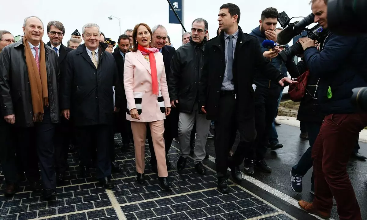 दुनिया में पहला फ्रांस सौर पैनलों से सड़क खोलता है
