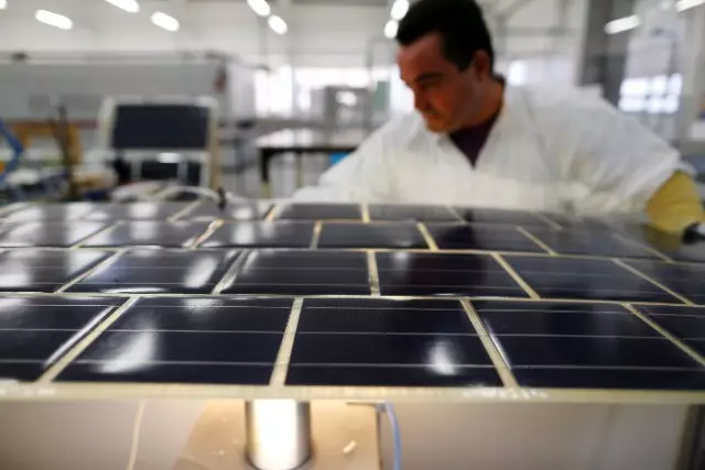 फ्रान्सको पहिलो पहिलो विश्वमा सौर प्यानलबाट सडक खोल्छ