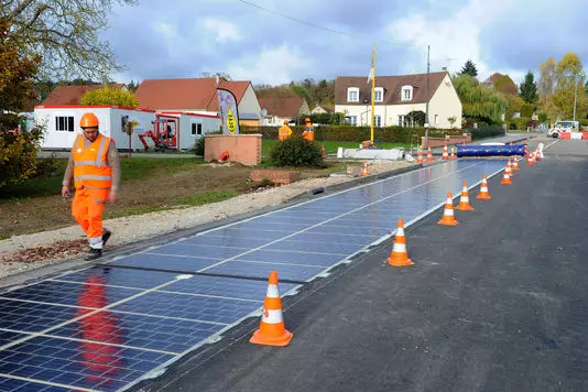 Η Γαλλία ο πρώτος στον κόσμο ανοίγει το δρόμο από ηλιακούς συλλέκτες