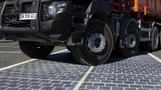 Frankrike Den første i verden åpner veien fra solcellepaneler