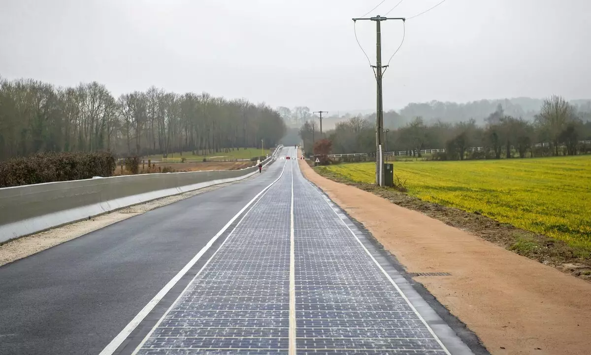 Frankreich Der erste der Welt öffnet die Straße von Sonnenkollektoren