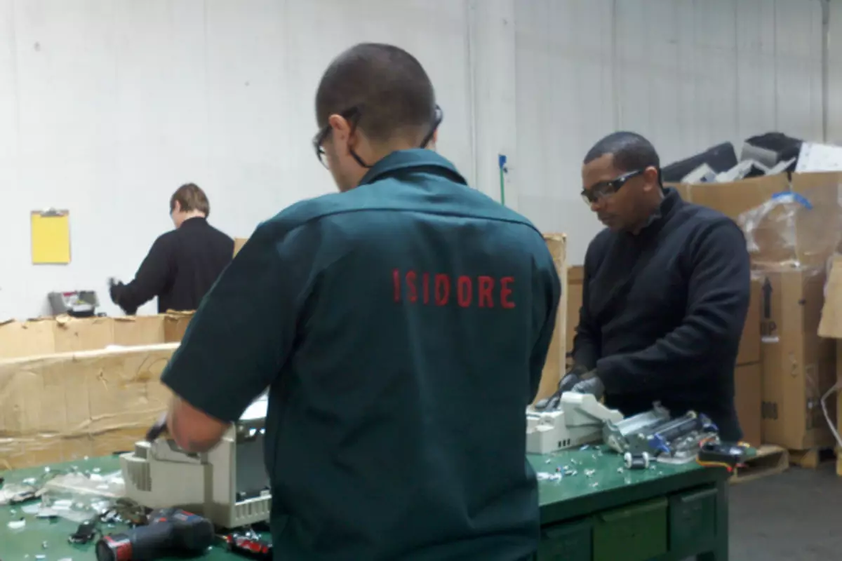 Isidoro donas la duan ŝancon de kaptitoj kaj rompita elektroniko