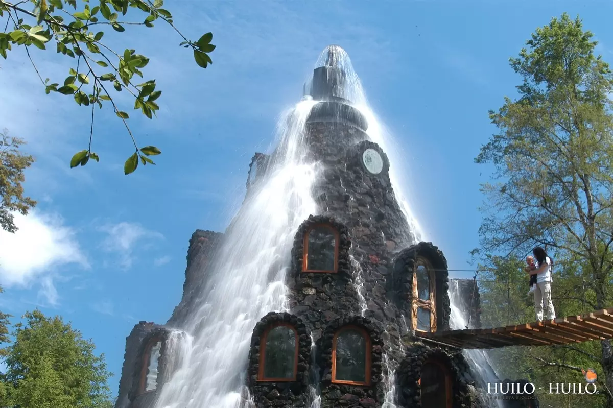 Ihhotela le-Waterfall yemvelo eChile Jungle