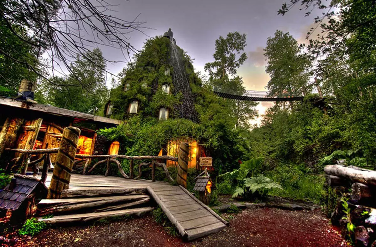 Ekološki hotel s slapom v džungli Čile