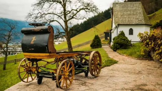 Prvi porsche automobil nastao je 1898. godine, a on je bio električni
