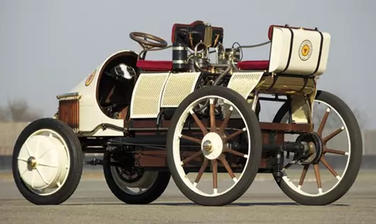 Першы аўтамабіль Porsche створаны ў 1898, і ён быў электрычным