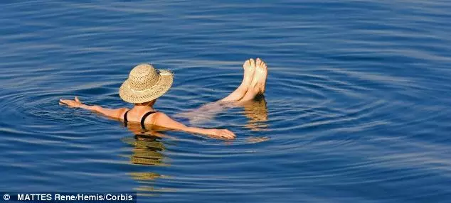 Deti i Vdekur është kaq i pasur me kripëra dhe minerale të tjera që njerëzit mund të notojnë në të në sipërfaqe pa marrë ndonjë përpjekje.