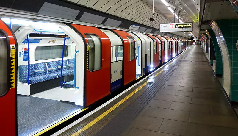 Di London, dengan bantuan kereta bawah tanah akan menghangatkan rumah-rumah
