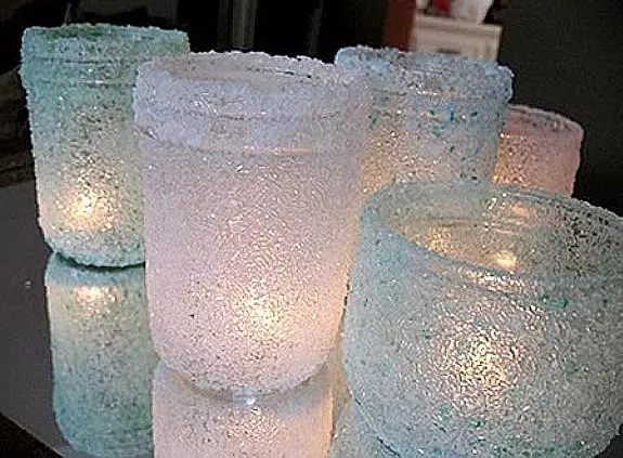 Ongewone lampe gemaak van glasblikke