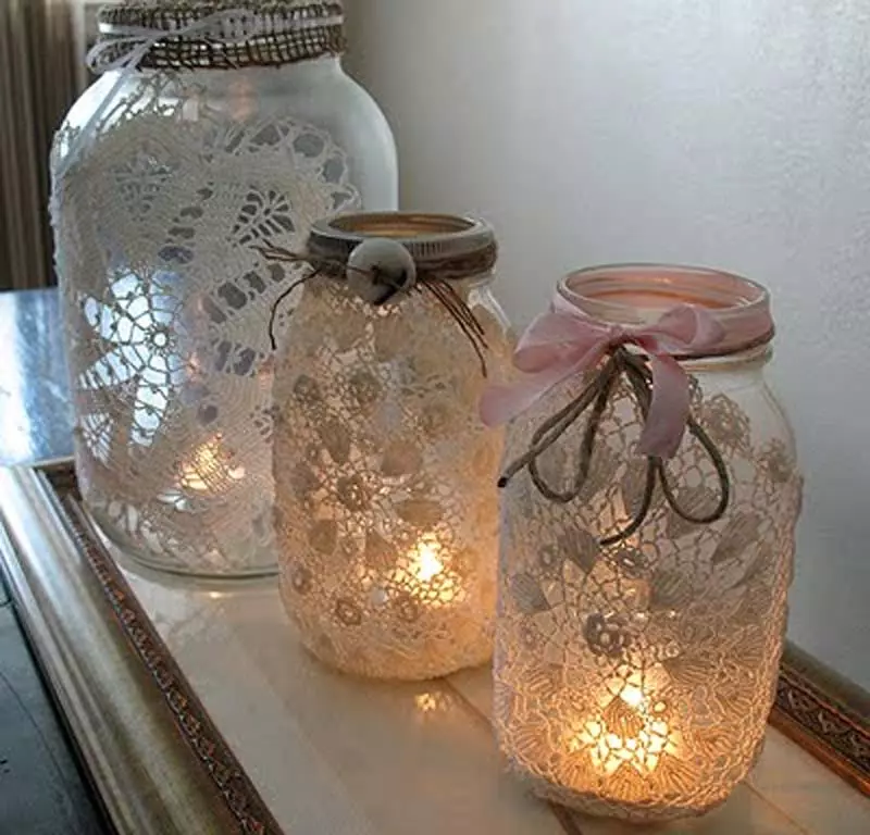 Ongewone lampe gemaak van glasblikke