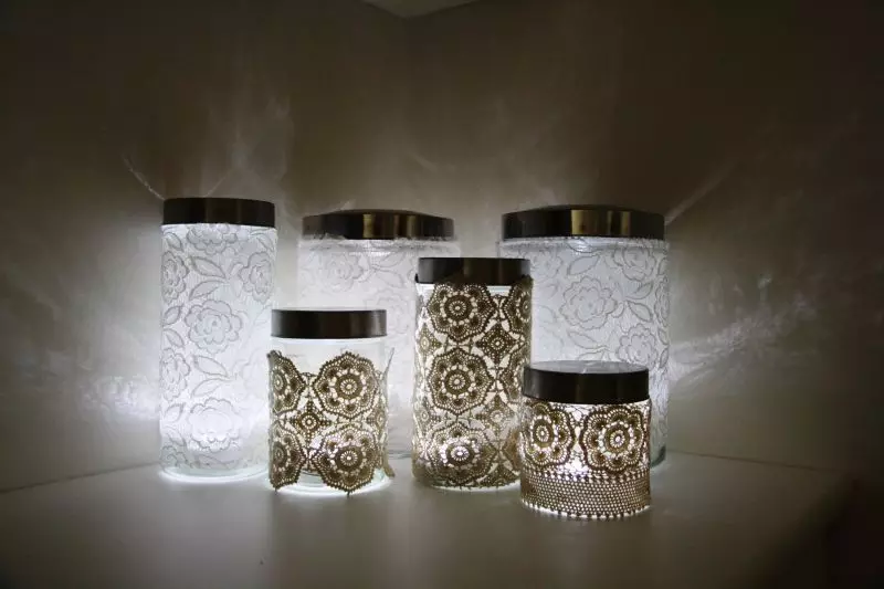 Uvanlige lamper laget av glass bokser