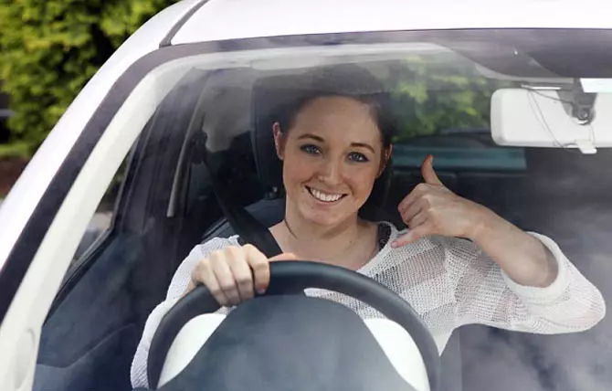 رانندگان قادر خواهند بود فرمان را تایید یا لغو کنند، نشان می دهد انگشت شست بالا یا پایین