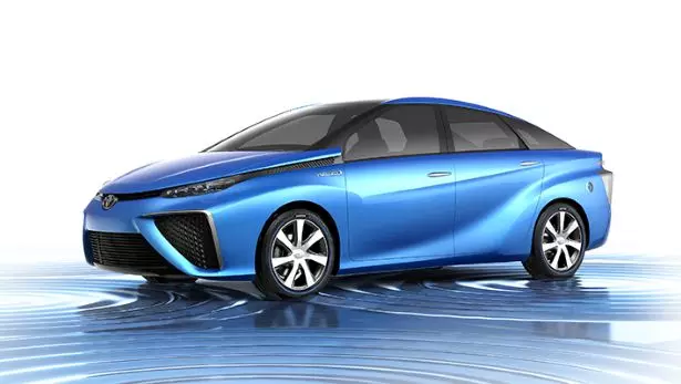 Nuova versione del concetto di auto su elementi del carburante di idrogeno da Toyota