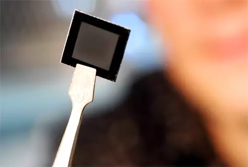 Registro de la efectividad de las células solares de película delgada.