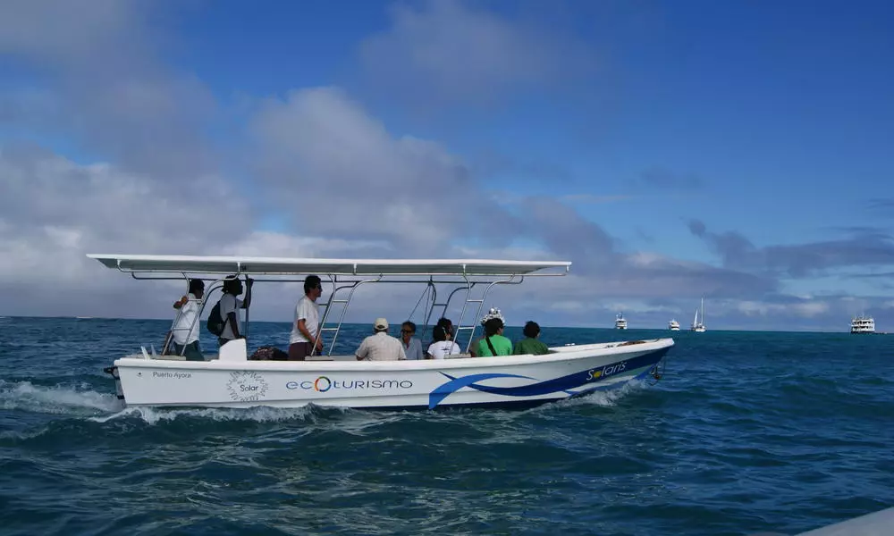 Ang solar boat ay nagdadala ng ecotourists.