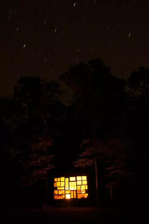 Ház ablakok a sötétben