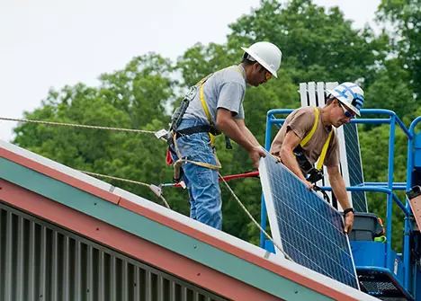 Pag-instalar sa mga solar panel sa atop