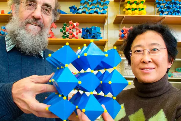 Ray-Withers-and-Yun-Liu-with-the-chemical-model-of-the-new-material 600x400