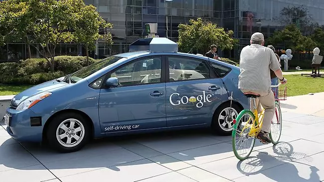 ایک نجی کاروبار کے نمائندوں میں جو گاڑی کی خود مختار کنٹرول ٹیکنالوجی بنانے کے لئے کوشش کرتا ہے، گوگل کی قیادت کرتا ہے
