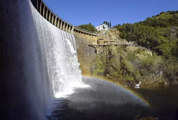 Costruito nel 1921 ad una distanza di circa 18 miglia dalla foce del fiume San Clemente Dam per diversi anni non utilizzata come fonte d'acqua.
