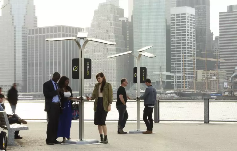 Sluneční nabíjení pro mobilní zařízení na New York Streets