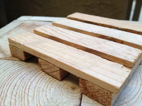 أثاث من المنصات الخشبية المعاد تدويرها القديمة
