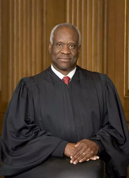 De Riichter Clarence Thomas an der Entscheedung seet datt eng eenzeg Auswiel u spezifesche Genen Buca1 an d'Brca2 net verdéngt huet e Patent.