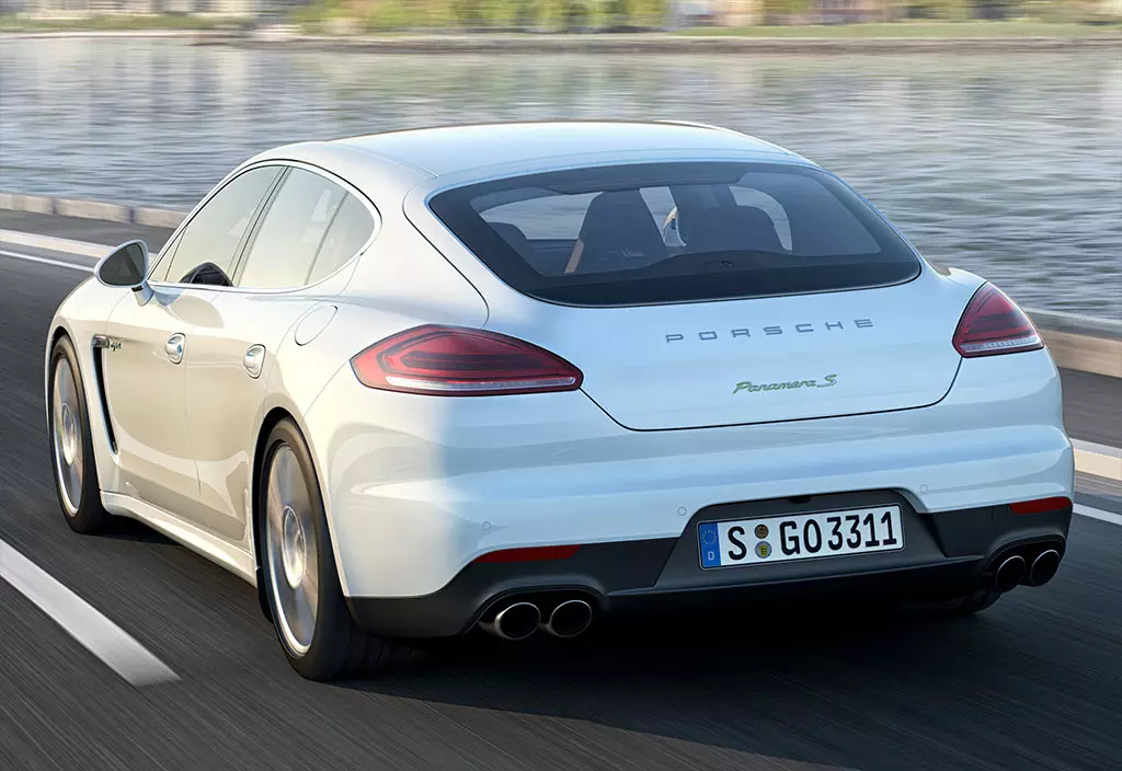 Porshe Panamera S E-Hybrid οπίσθια προβολή