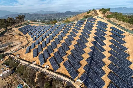 ロサンゼルスの太陽充電の丘