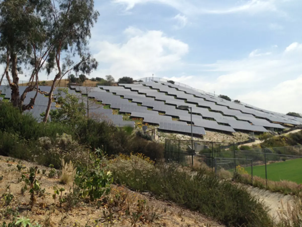लॉस एंजल्स मध्ये सौर चार्जिंग सह टेकडी