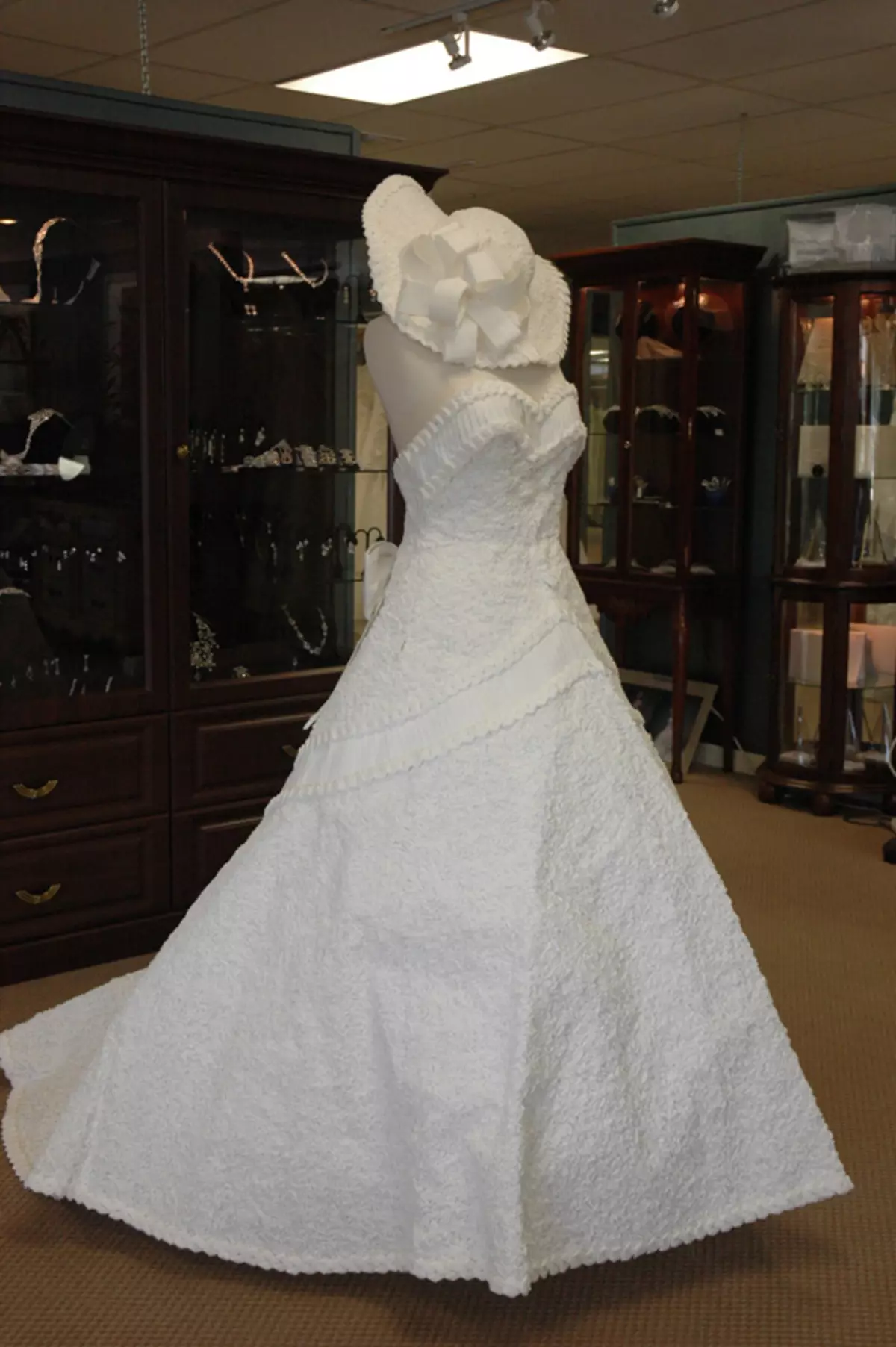 Eco-Fashion: Wedding outfits mula sa recycled materials.