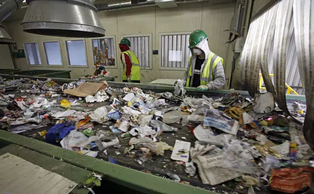 Saskaņā ar oficiālo statistiku, kas publicēta otrdien, 19. martā, pirmajā desmitgadē tūkstošgades, pakāpe atkritumu pārstrādes Apvienotajā Karalistē pieauga ātrāk nekā jebkurā citā Eiropas valstī