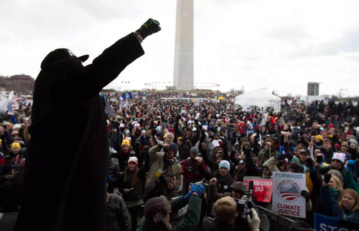 एक तेल पाइपलाइन के निर्माण के खिलाफ जलवायु संरक्षण में एक रैली में 40 हजार से अधिक लोग
