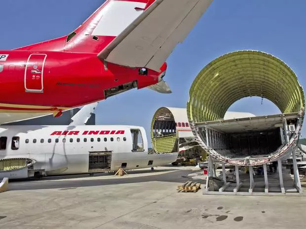 Hoje, os trabalhadores empreendidos da indústria de aviação estão tentando remover o máximo possível possível