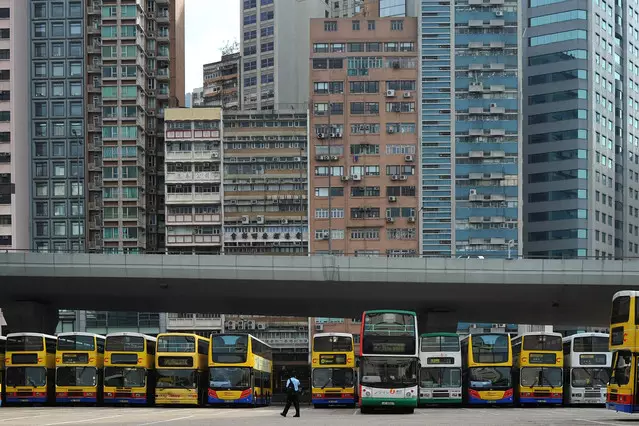 Autobuses de dos pisos en el autobús depósito en Hong Kong