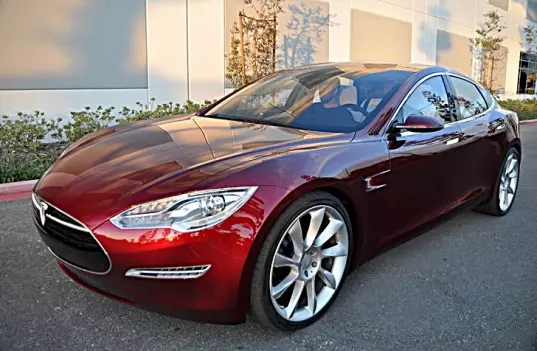 Gelwir Model Sedan Tesla S yn gar tueddiad y flwyddyn