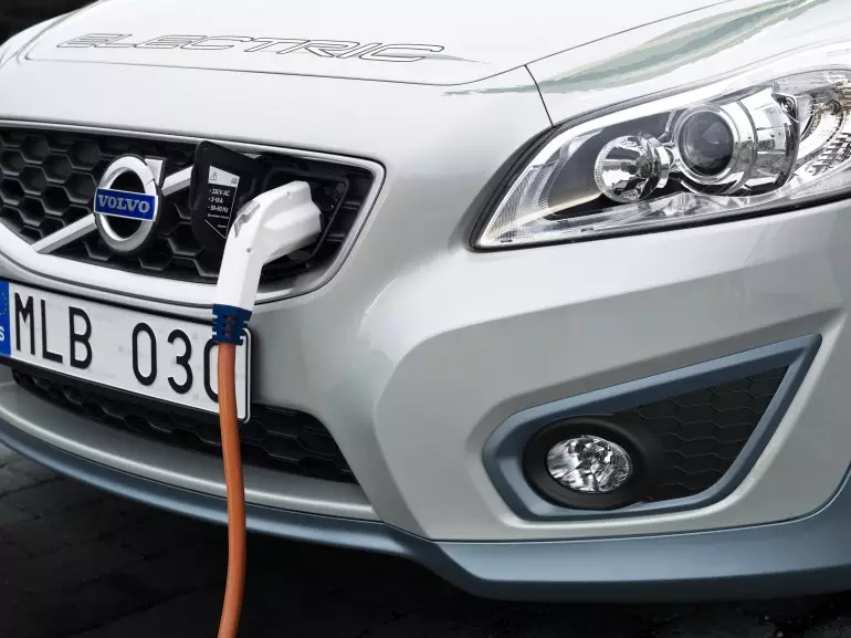 वोल्वो इलेक्ट्रिक कारों के लिए एक त्वरित चार्जर का परीक्षण करता है