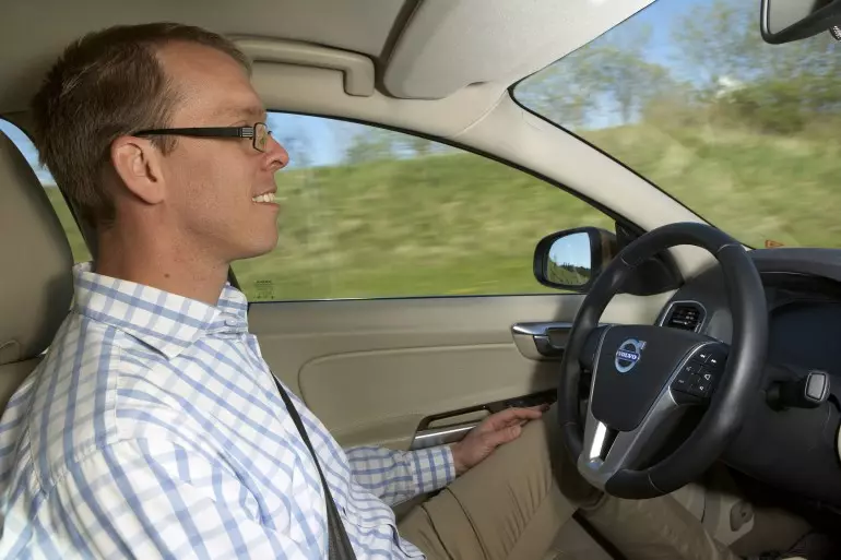 Automàtic Volvo ajudant facilita el control d'un cotxe en embussos de trànsit
