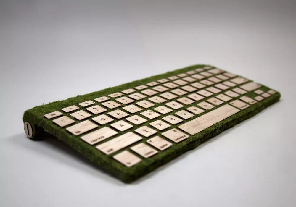 Computertoetsenbord van hout en mos