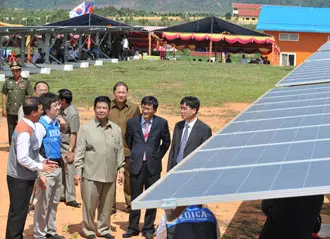 Pag-abli sa solar power plant sa Cambodian Village