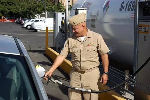 Capitão Koronado enche seu carro de serviço por biocombustíveis