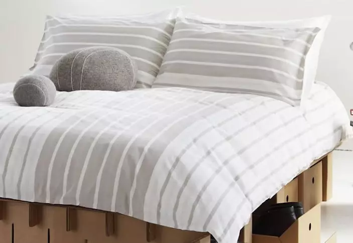 Το κρεβάτι από χαρτόνι αντέχει 22 άτομα