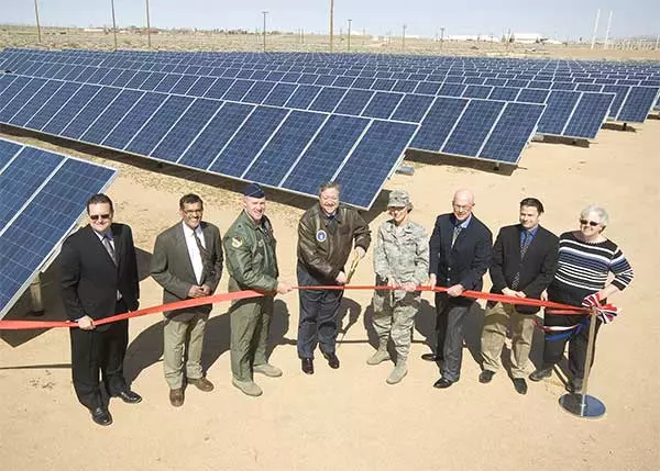 Apertura de la granja solar basada en la Fuerza Aérea de EE. UU. Edwards