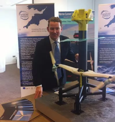 Ministro de Energía Gran Bretaña Greg Barker con modelo de instalación de ola
