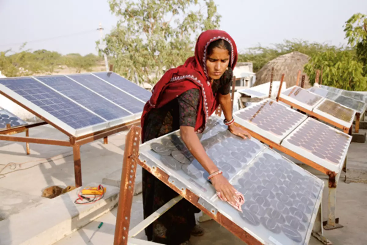 En Inde, le coût de l'électricité provenant de panneaux solaires fournis au système énergétique est tombé jusqu'à 8,78 roupies pour le kilowatt-heure, contre 17 roupies pour le carburant diesel