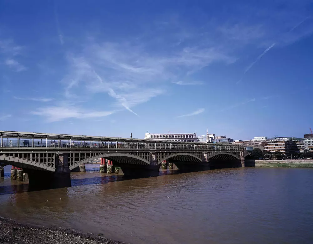 Blackfrairearn saulains tilts Londonā