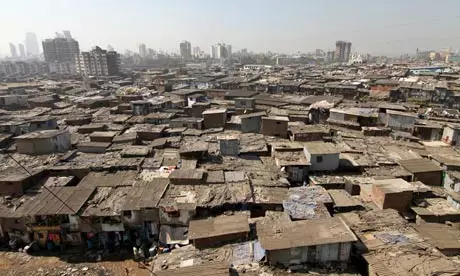 במומבאי, 60% מהאוכלוסייה מתגוררת בעוני עם תנאים סניטריים כה גרועים, שכל 600 תושבים יש מושב אחד בלבד בשירותים.
